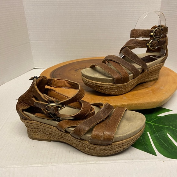 Earthies | Shoes | Earthies Tortola Almond Gladiator Leather ...